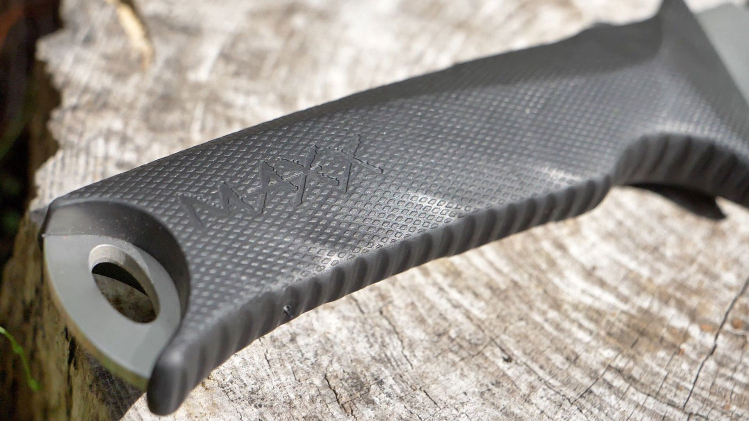 Camillus Carnivore Maxx 2.0 Machete 16" Titanium Bonded Sawback Chisel ...