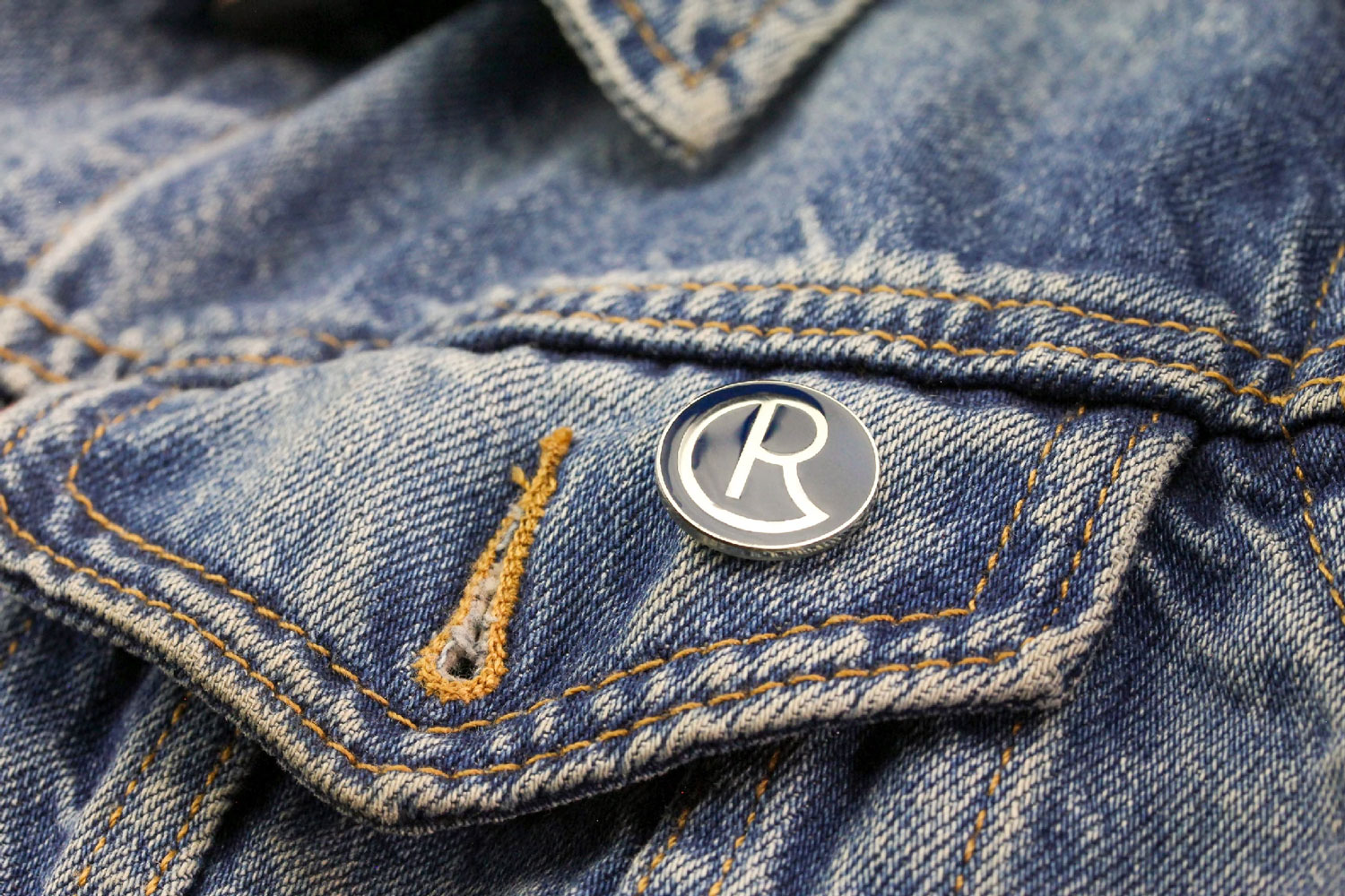 Chris Reeve CR Logo Lapel Pin - KnifeCenter - CRK-2010